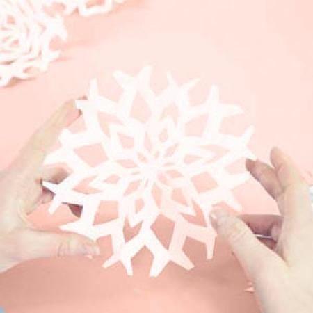 Fulgi de zapada din hartie | SfatulMamicilor.ro